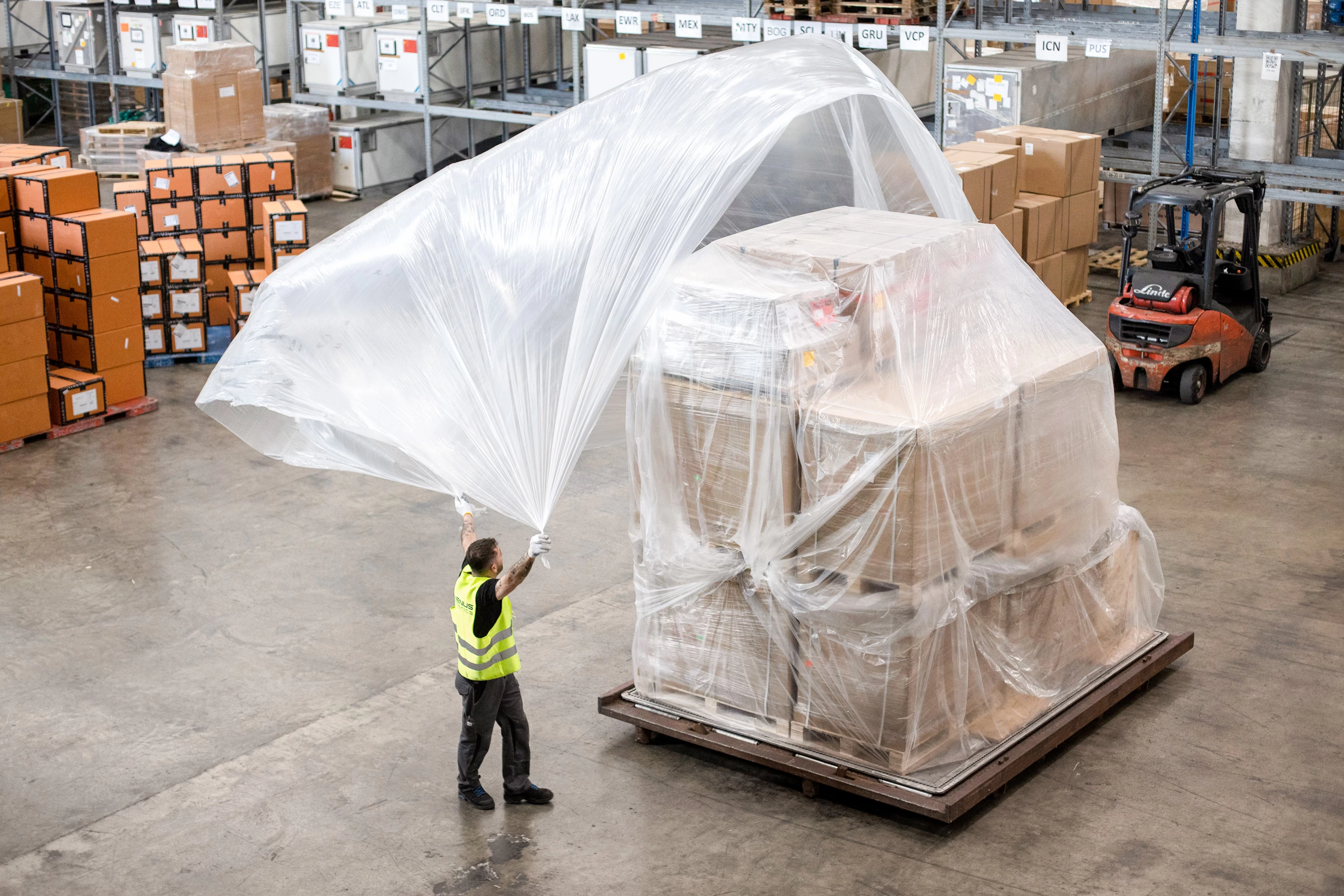 Air freight – fast and reliable worldwide transportation | Rhenus