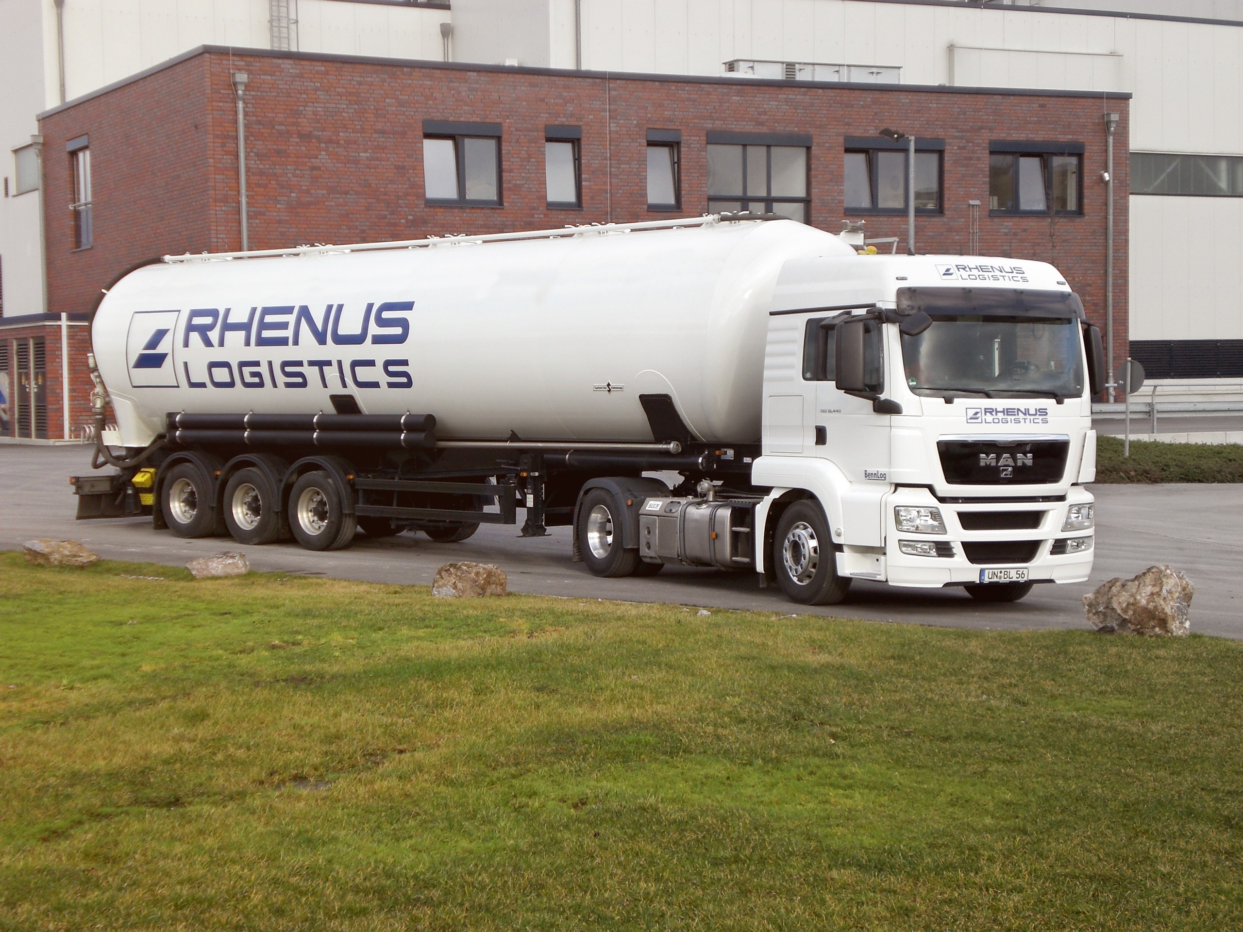 Bulk Goods by Truck - Road Transport | RHENUS Group