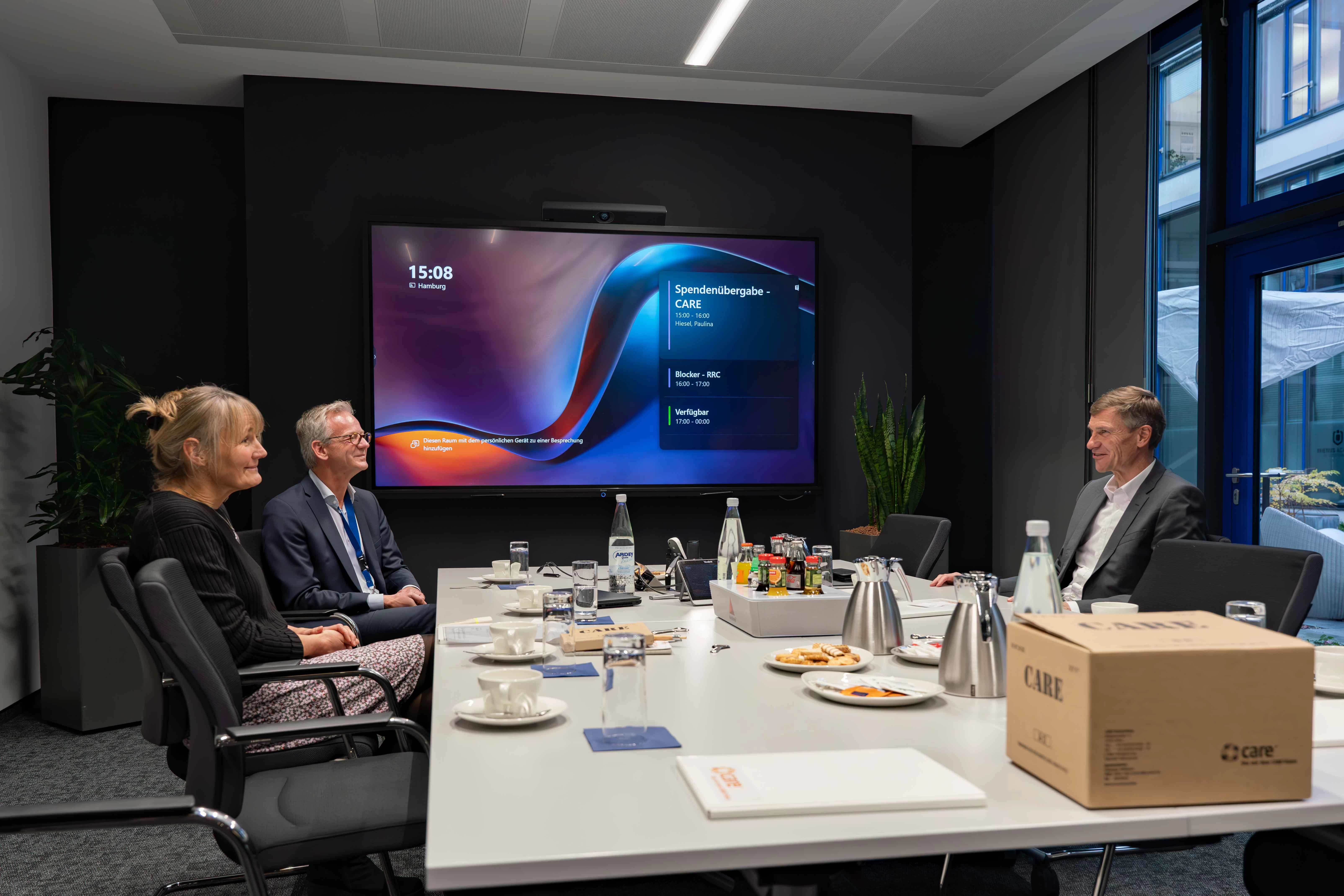 Rhenus hands over donations from the Rhenus Run Club to CARE