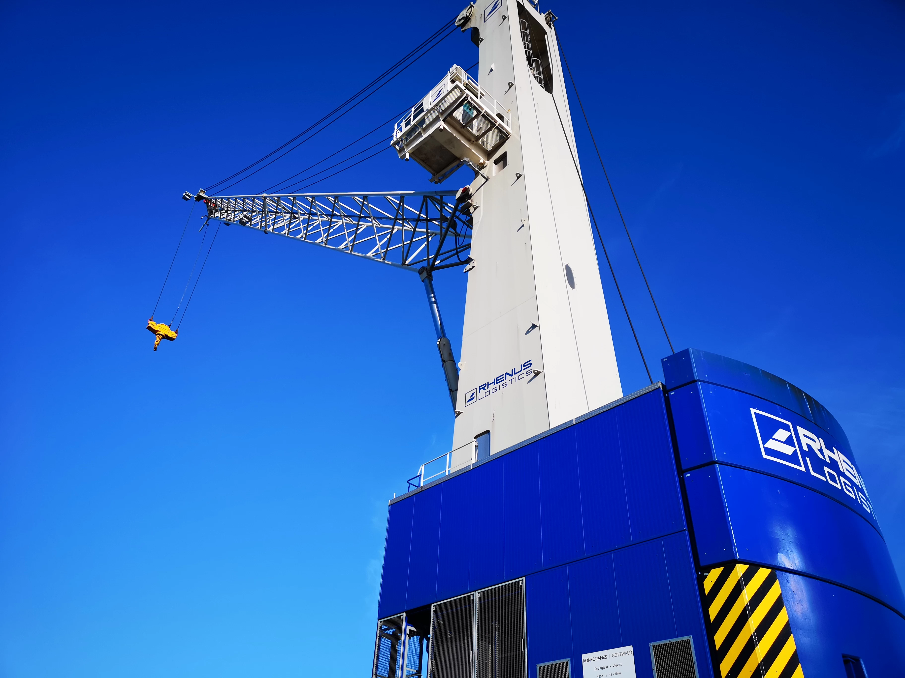 Rhenus Logistics B.V. ordered the first electric harbor mobile crane